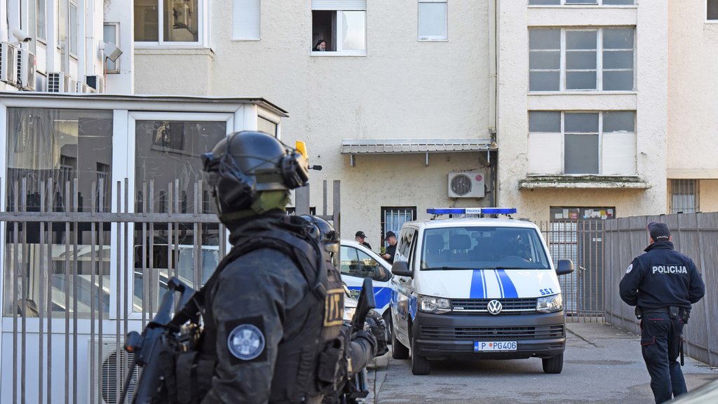 UČENIK ŠKOLE NA CETINJU PRETIO DA ĆE PUCATI?! Deca ne idu u školu, drama u Crnoj Gori | pink.rs