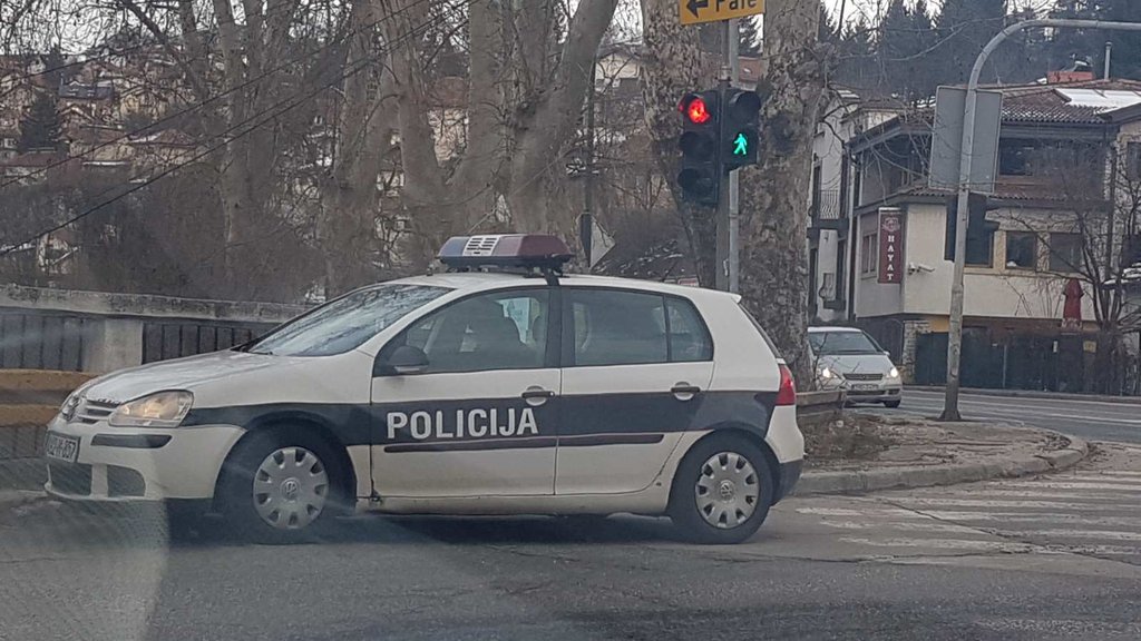 PUCNJAVA U ŠKOLI U SARAJEVU: Ranjena deca, policija juri na lice mesta | pink.rs