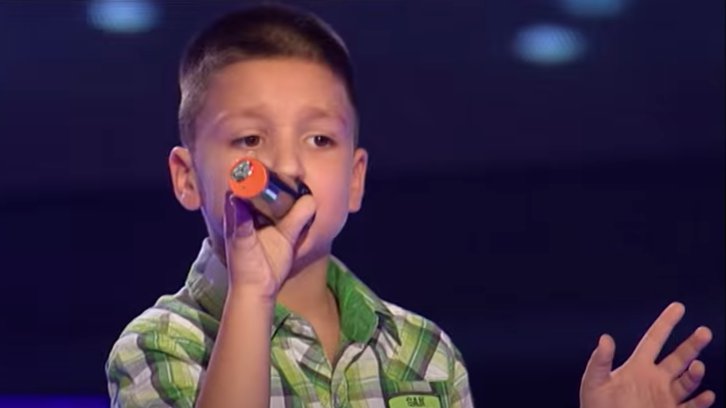 SA SAMO ŠEST GODINA KROČIO JE NA SCENU PINKOVIH ZVEZDICA, PUSTIO GLAS I ZAVOLEO GA JE CEO BALKAN ...