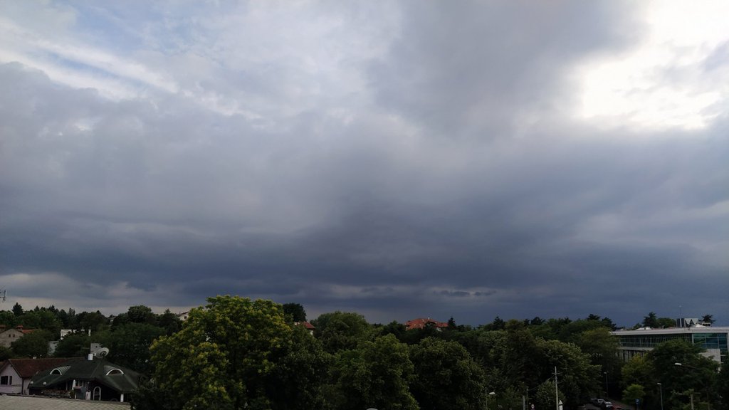 CRNI OBLACI NAD BEOGRADOM! Jak olujni vetar i kiša zahvatili okolinu ...