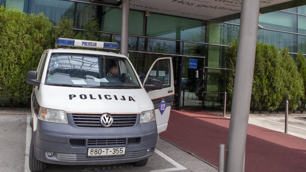 UZNEMIRUJUĆI SNIMAK! Pucnjava u Kalesiji: Pljačkaši oči u oči sa ...