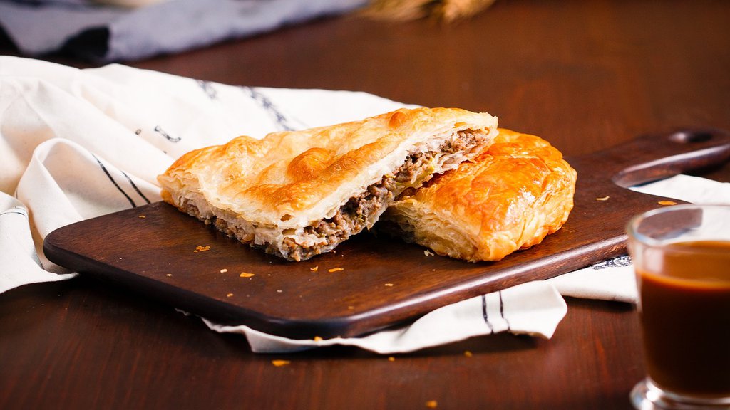 PITA BUREK IZ TIGANJA: Hrskava i puna fila, a rerna se ne uključuje ...