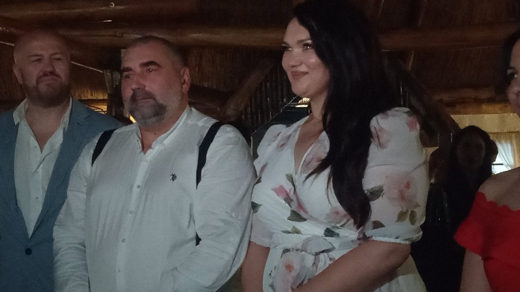 pink.rs | MIKI SE HITNO OBRATIO SVOJOJ ŽENI! Molio je da uradi ove dve ...