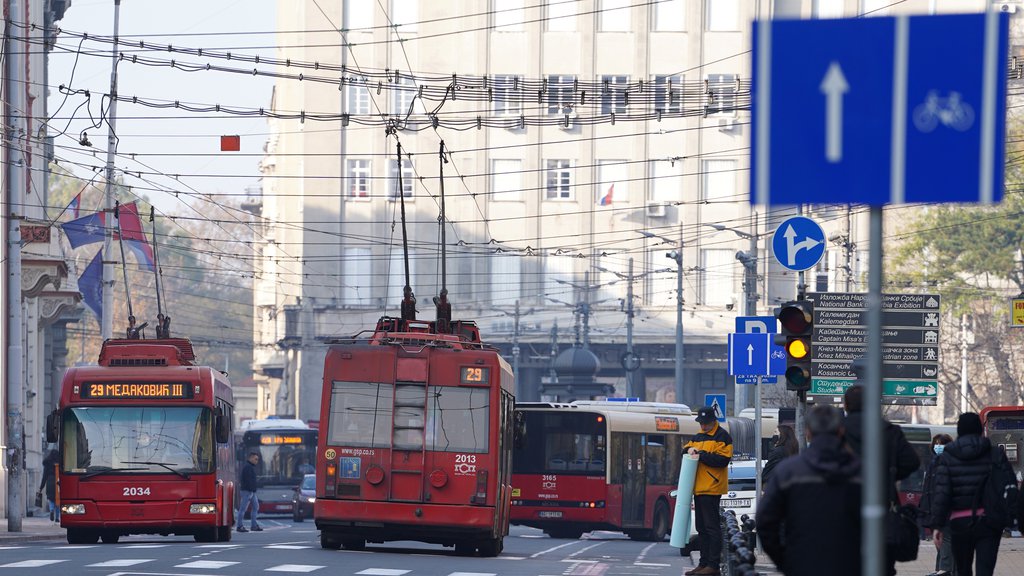 Kolaps je ka Studentskom trgu: Trolejbus udario u semafor u Vase ...
