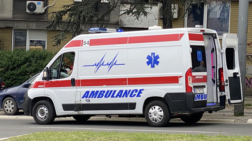 DEVOJKA SKOČILA SA 4. SPRATA: Užas u Prokuplju - Pala na terasu nekoliko spratova niže, hitno ...