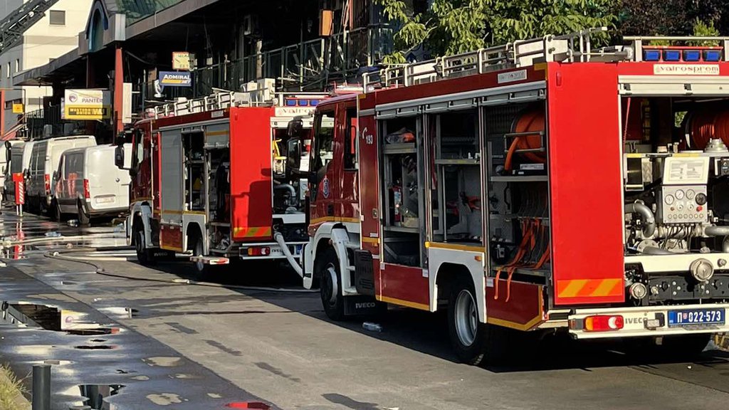 pink.rs | GOREO SPLAV NA SAVSKOM KEJU - Vatrogasci se izborili s vatrom ...