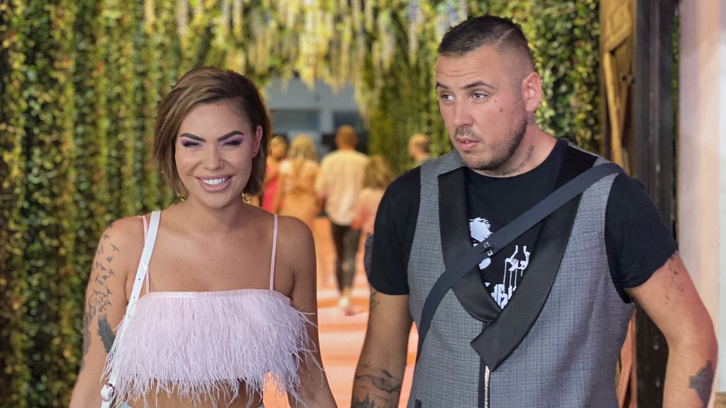 pink.rs | VRATIO SE NJOJ?! Filip Car pružio podršku Mini Vrbaški na snimanju spota sa Elektrom ...