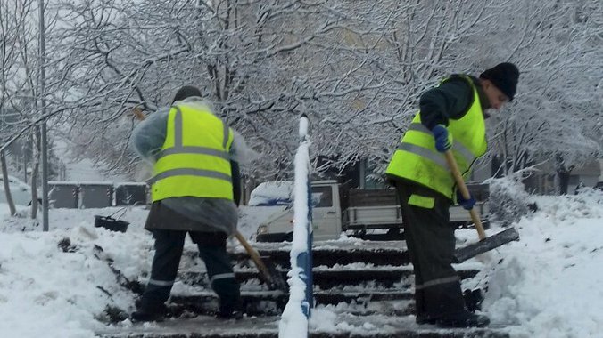 Ne, nije so: Led sa stepeništa nestaje začas uz sastojak koji imamo u ...