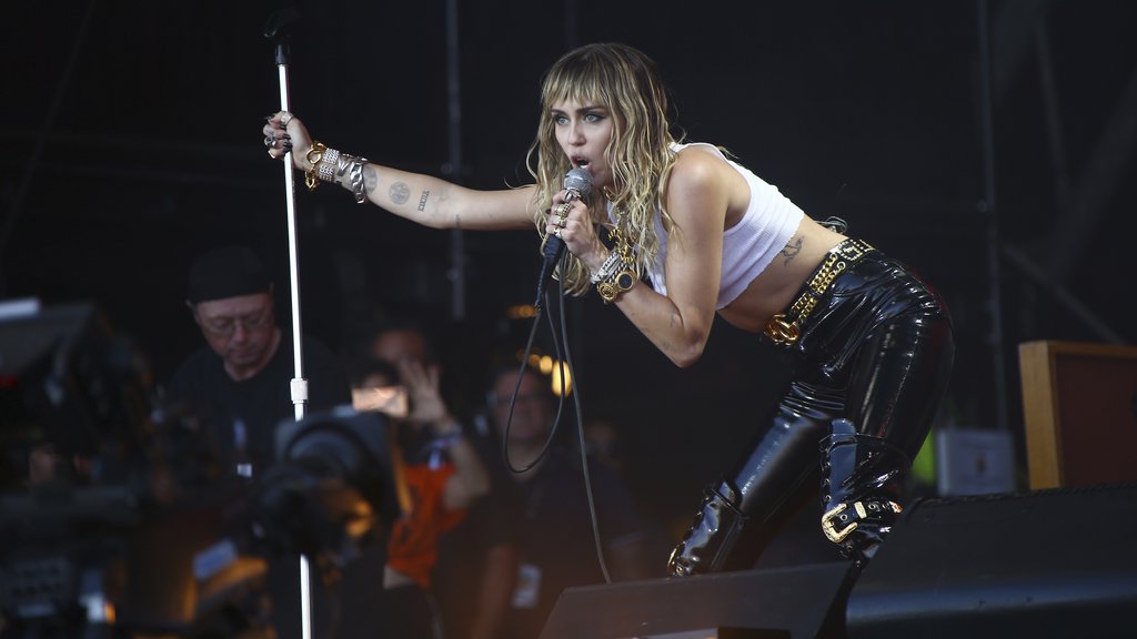 Noga mi se raspadala zbog infekcije! Pevačica otkrila da je završila na ...