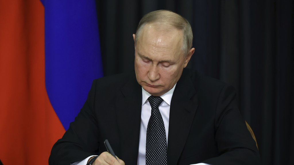 PAPRENO! Putin podigao ruku i sve se saznalo - evo koliko odelo ...