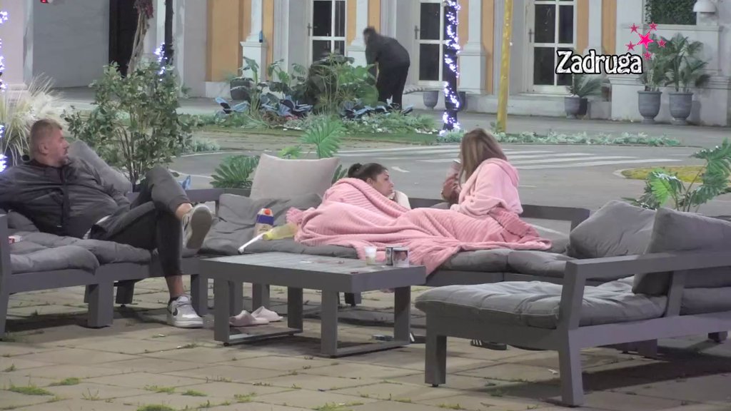 OČI JOJ OSTALE NA NJEMU! Milica se munjevitom brzinom okrenula za Carem, pa ga pogledom ...