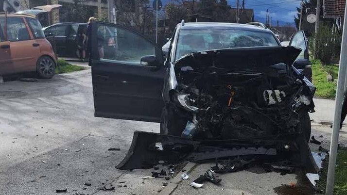 JEZIV UDES KOD BEČEJA! Sudarili se automobil i kamion, vozilo od siline udara NEPREPOZNATLJIVO ...