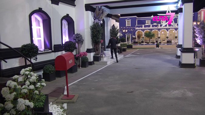 pink.rs | KREĆE HAOS NA IMANJU! Bebica učesnicima 'Elite' podelio novac ... pink.rs | KREĆE HAOS NA IMANJU! Bebica učesnicima 'Elite' podelio novac ...