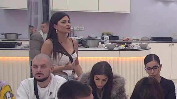 Ne ljutim se, ako tako... Aleksandra se usaglasila sa etiketom koju je ...