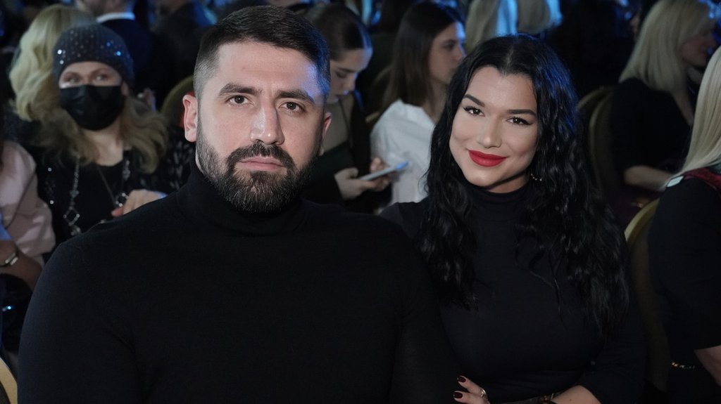 PRVA FOTOGRAFIJA SREĆNE PORODICE RAĐEN! Milica pokazala kako Nikola ...