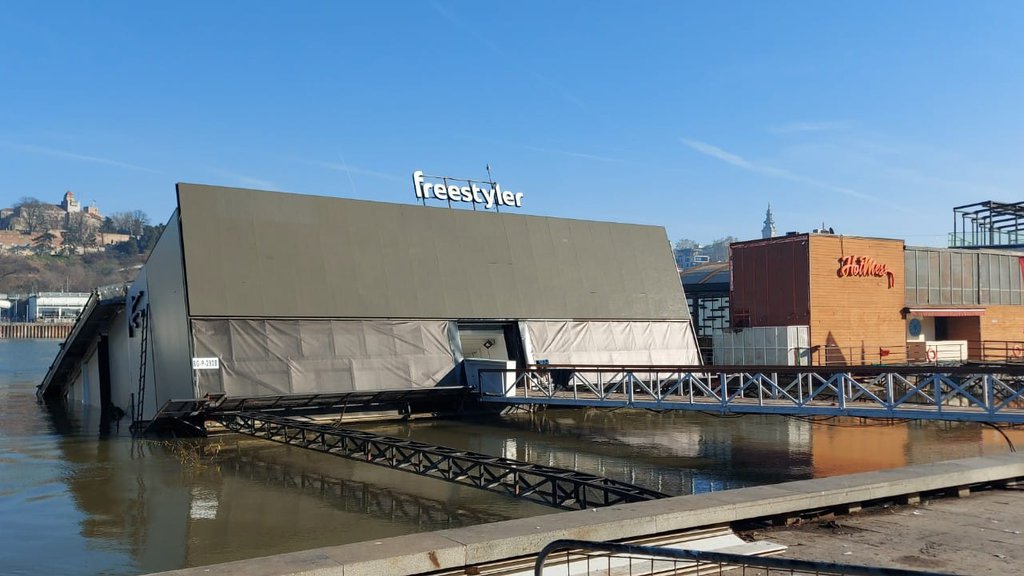 Pink.rs na licu mesta! Poznati splav i dalje tone pogledajte užasne slike (FOTO) | pink.rs