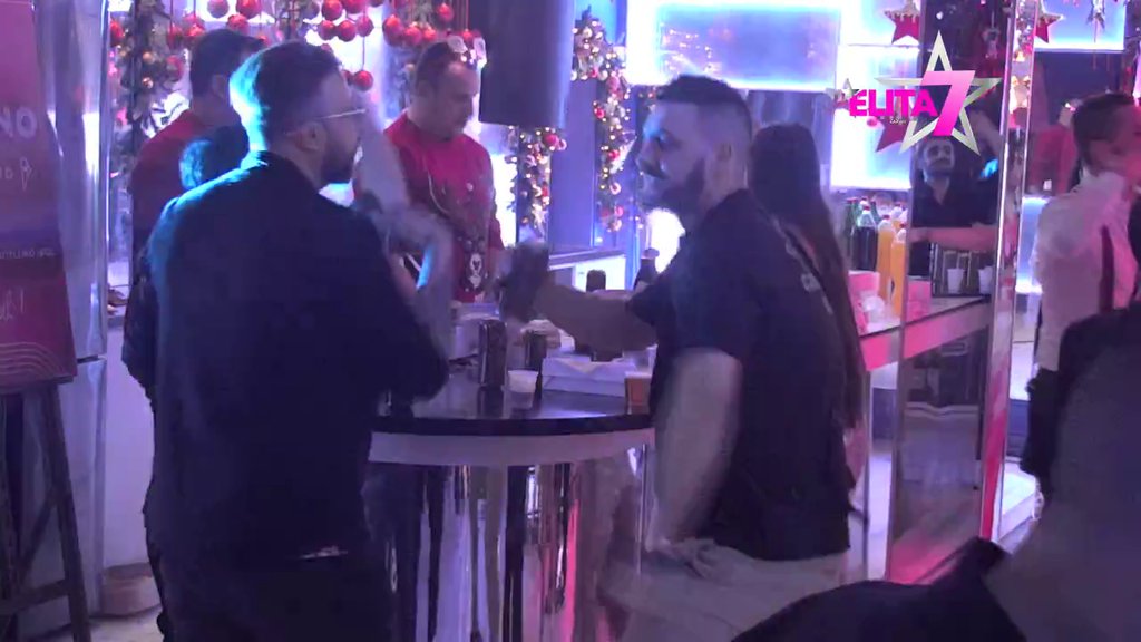 ŠOK! Zola pred Miljanom otpevao izmenjeni tekst pesme ''Dva telefona ... ŠOK! Zola pred Miljanom otpevao izmenjeni tekst pesme ''Dva telefona ...