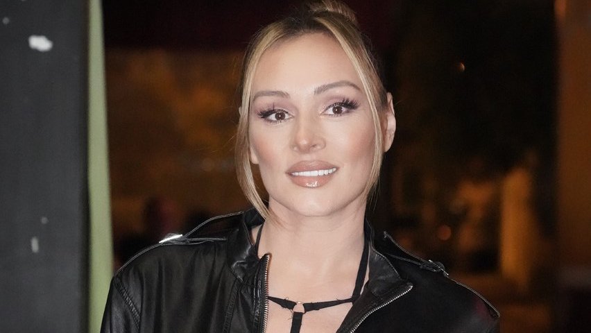 KAKVA MAČKA! Anabela Atijas prošetala u LATEKS haljini, vitka linija u ...