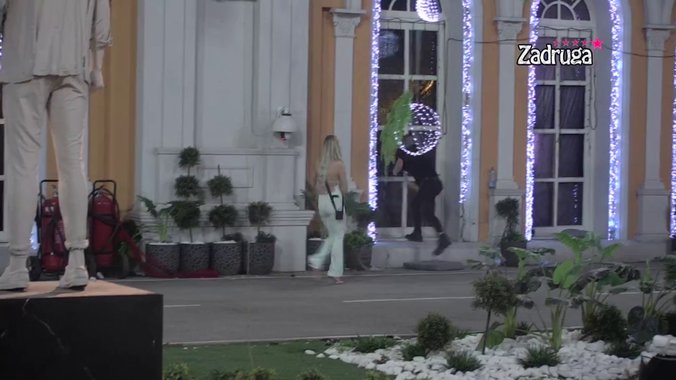 KARAMBOL! Dejan se naljutio na Aleks, pa pijan počeo da LOMI sve pred ... KARAMBOL! Dejan se naljutio na Aleks, pa pijan počeo da LOMI sve pred ...