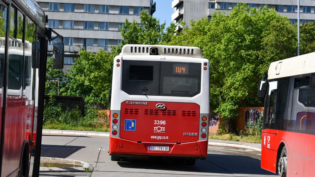 'PUN SAM KOMADIĆA STAKLA, TRESEM SE OD STRAHA I PANIKE' Strašan sudar dva autobusa u Beogradu ...