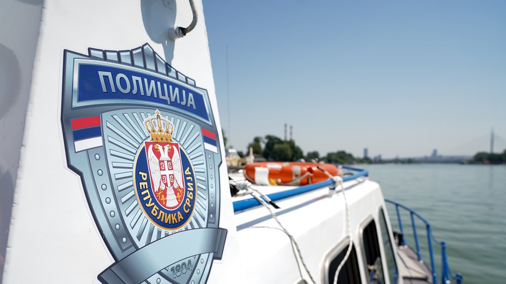 EVAKUISANO VIŠE OD 200 GOSTIJU SA SPLAVA U BEOGRADU Drama na Savi ...