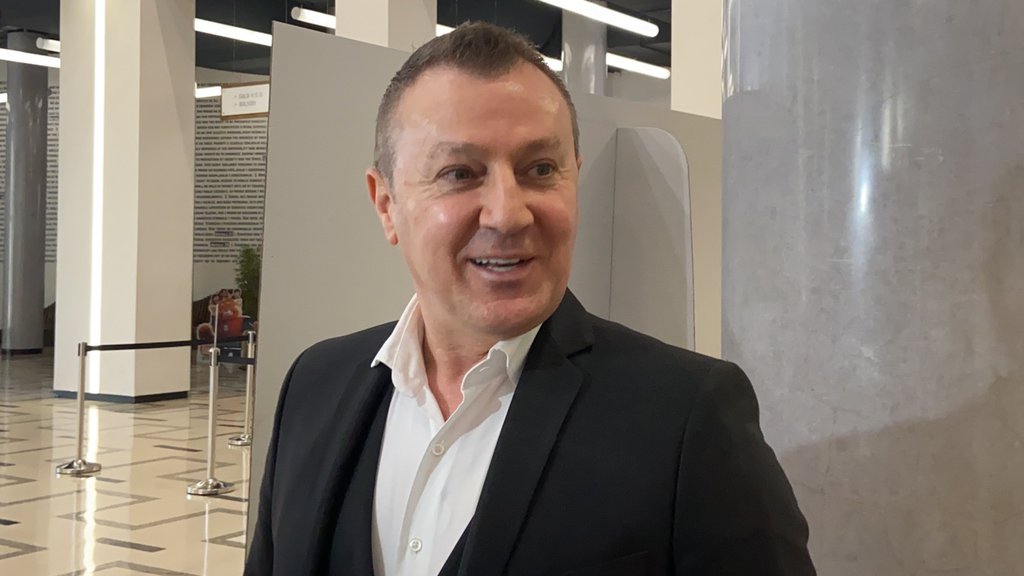 Naš pevač toliko zarađuje od dva biznisa da je odbio honorar od 100.000 ...