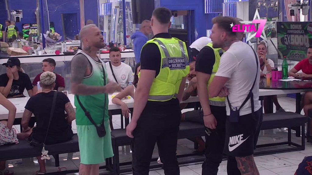 OPŠTI HAOS U BELOJ KUĆI: Stanislav skočio na Aleksića nakon njegovih ...