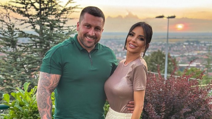 Naša voditeljka se popela mužu na ramena: Objavila fotku iz porodičnog ...