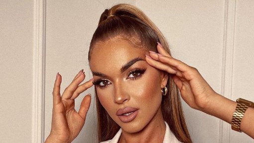 'JOŠ DA KRENE DA SE VRTI OKO ŠIPKE...' Mala Džehva na METI OSUDA zbog stajlinga na nastupu ...