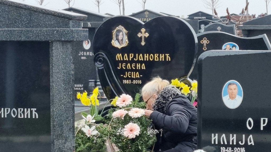 NJIH TROJE SU SE POJAVILI NA JELENINOM GROBU: Evo kako su se ponašali članovi porodice Zorana ...