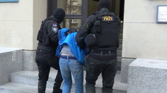 SPECIJALCI IH SPROVODE SA LISICAMA - Snimak hapšenja osumnjičenih da su ... SPECIJALCI IH SPROVODE SA LISICAMA - Snimak hapšenja osumnjičenih da su ...
