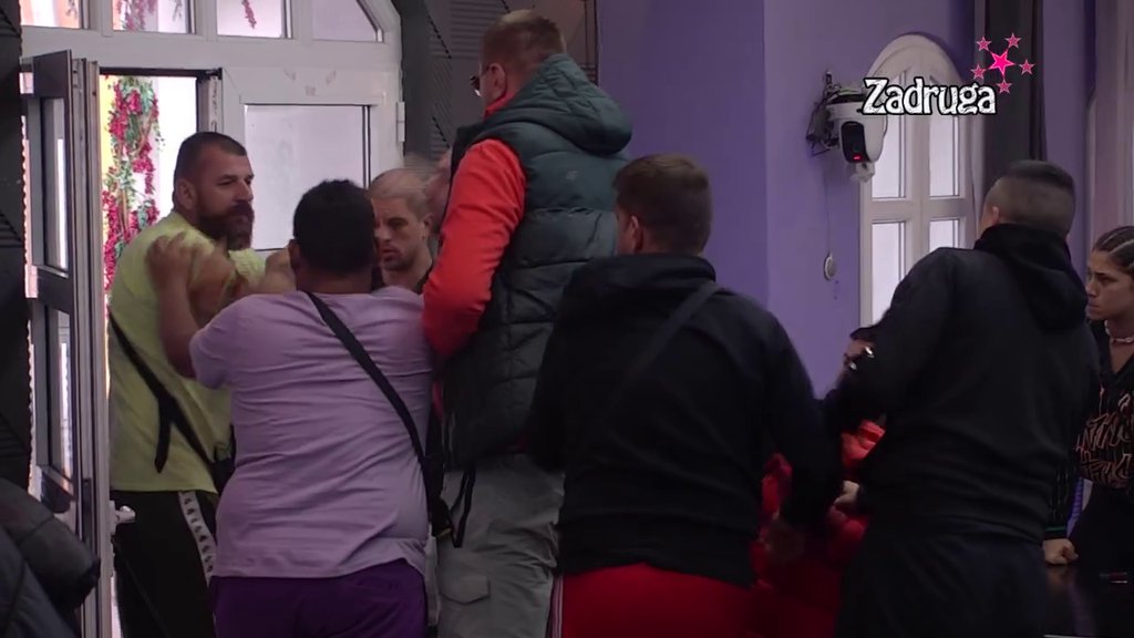 BRUTALNI OKRŠAJ! Vračević se zaleteo na Ivana i napravio totalni RUSVAJ u Beloj kući, zadrugari ...