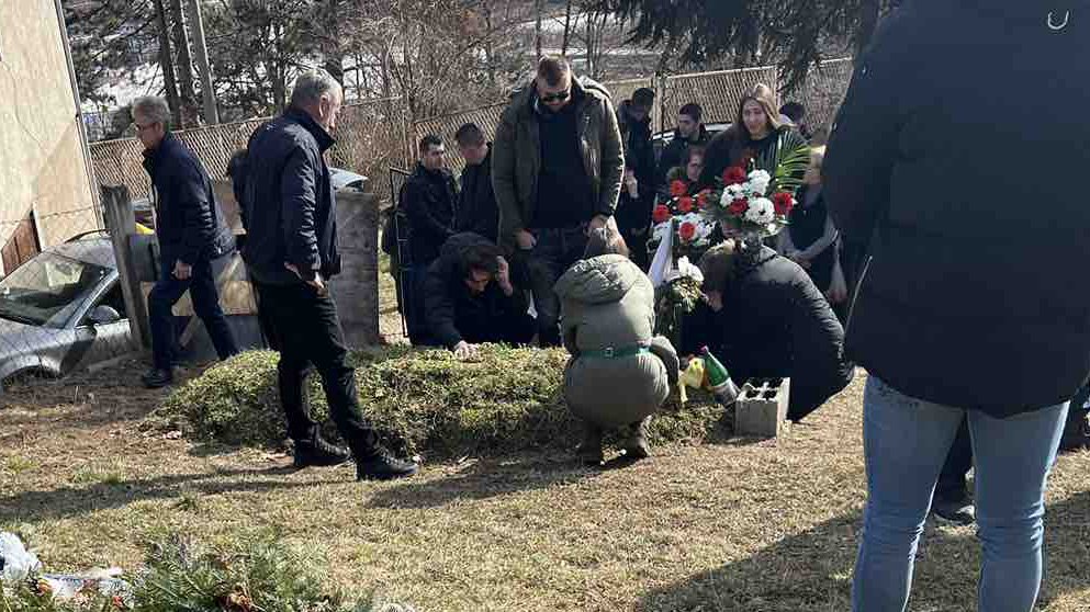 'SINE MOJ, ŠTO MI NISI REKAO?!' Potresne scene na groblju u Prijepolju: Janjuševa majka kuka ...