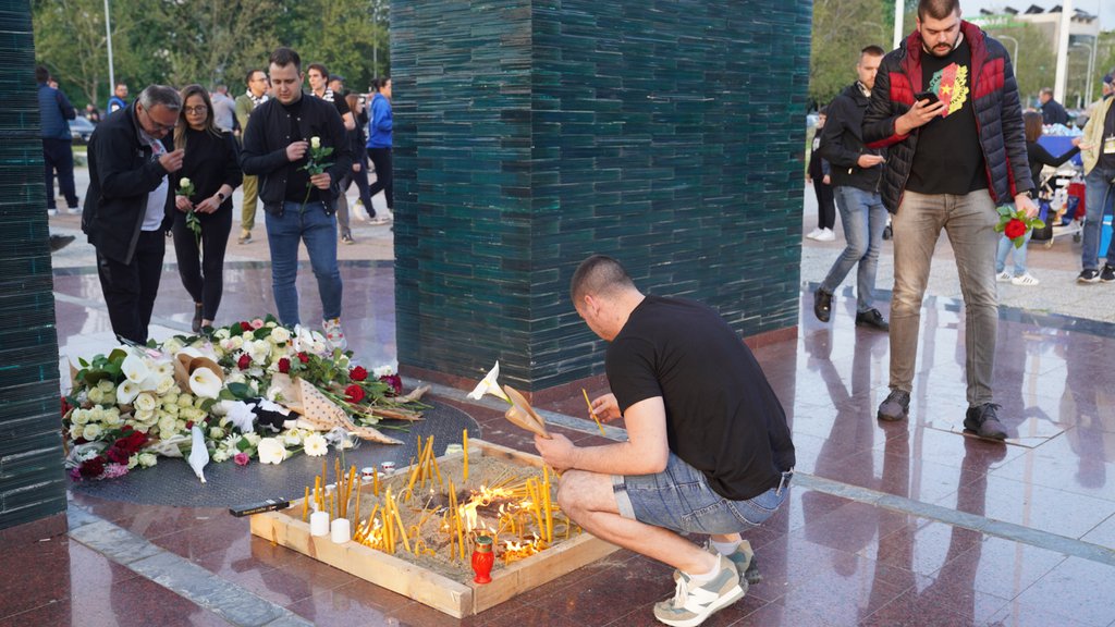 Navijači Partizana ispred Arene odali počast stradalima u OŠ 'Vladislav ...