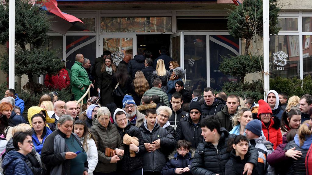 Redovi u Severnoj Mitrovici, osobe sa invaliditetom i roditelji dece sa ...