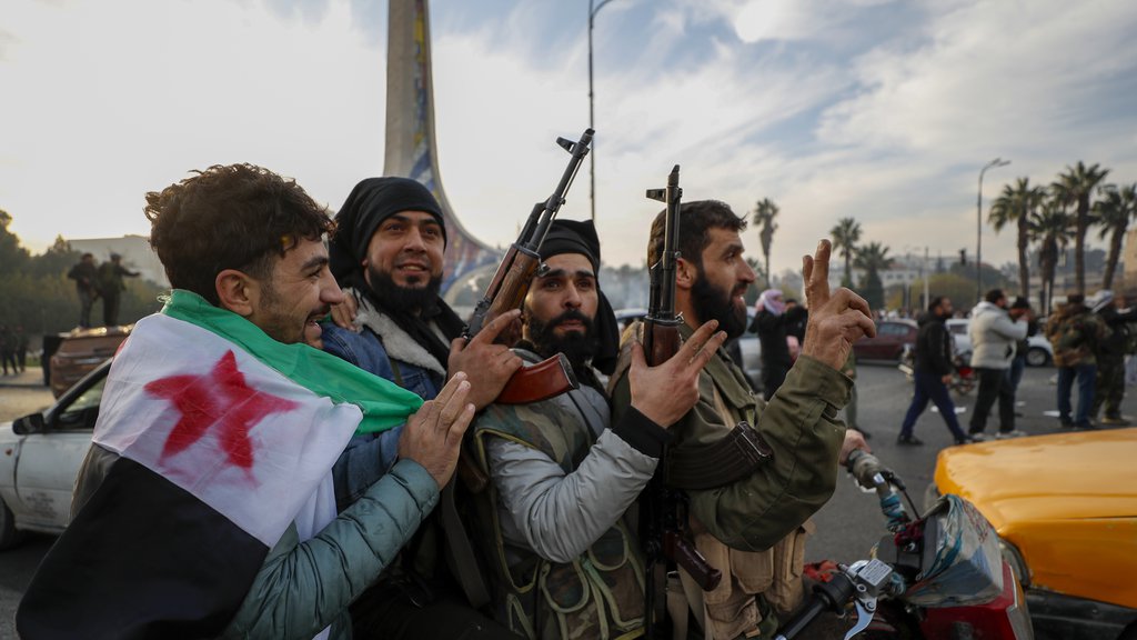 UKLONJENA ZASTAVA SIRIJE - Asad dobio azil u Moskvi, evo kakva je situacija kod ambasade | pink.rs