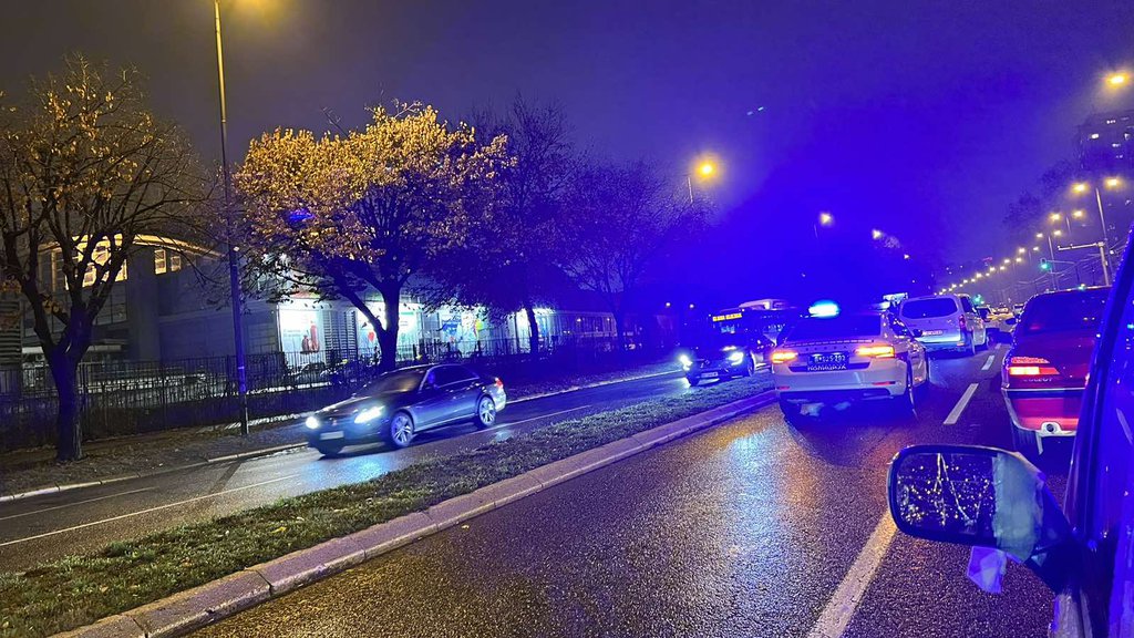 SAOBRAĆAJNA NESREĆA NA NOVOM BEOGRADU - Sudarila se dva automobila! Jedan značajno oštećen | pink.rs