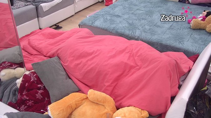 VRELA AKCIJA USRED BELA DANA! Matora i Anita ispod jorgana UŽIVAJU u ...