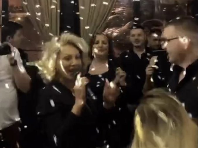 TORTA NA TRI SPRATA, BRENA ZAPEVALA NAJSKUPLJU PESMU: Sve prštalo od LUKSUZA na Viktorovom ...