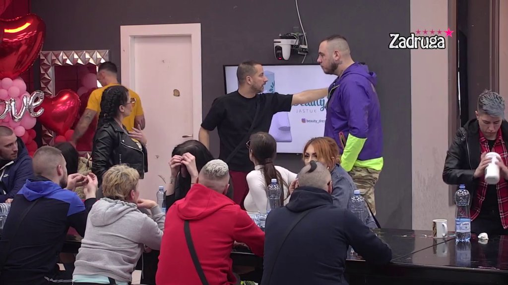 pink.rs | POTPUNA LUDNICA ZA CRNIM STOLOM! Sanja i Car u brutalnom obračunu, Filip besno ...