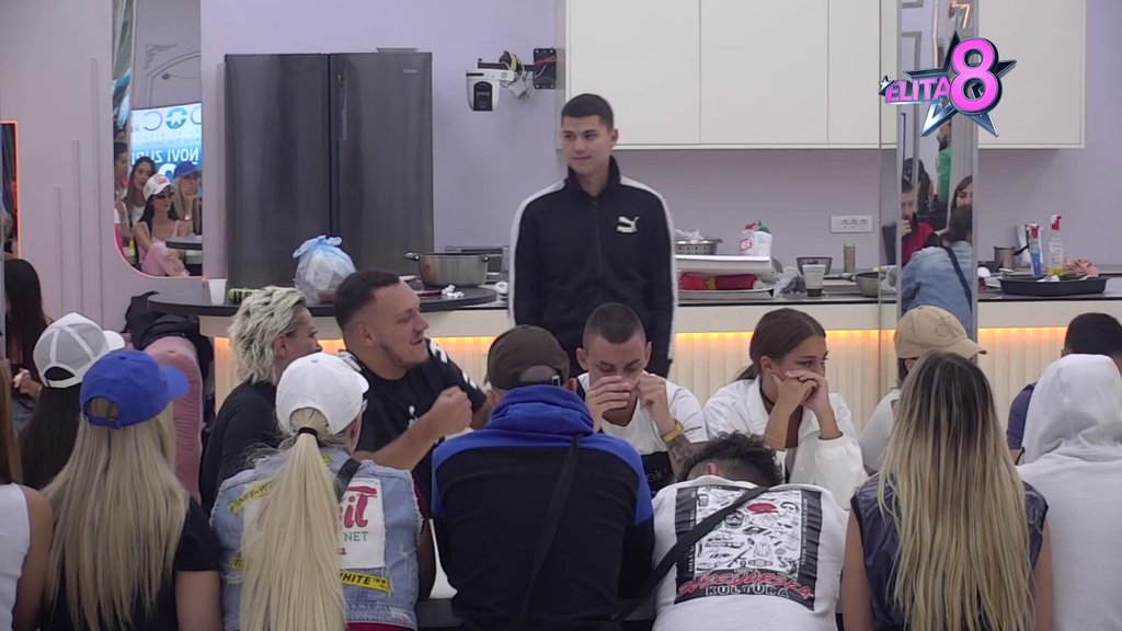 Na meti svih osuda: Peja i Bebica isprozivali Enu i Munjeza zbog poljupca! (VIDEO) | pink.rs