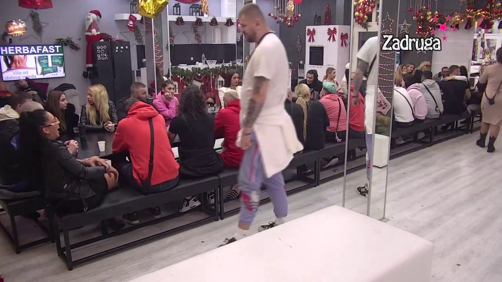 ODLUČIO DA PONOVI LETNJU AVANTURU! Janjuš se bacio na šarmiranje Šarmen Soraje, atraktivna crnka ...