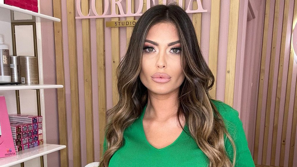 ANA RADULOVIĆ U CRNOJ USKOJ KOŽI I ODEĆI KOJA OTKRIVA SVE! Voditeljka ...