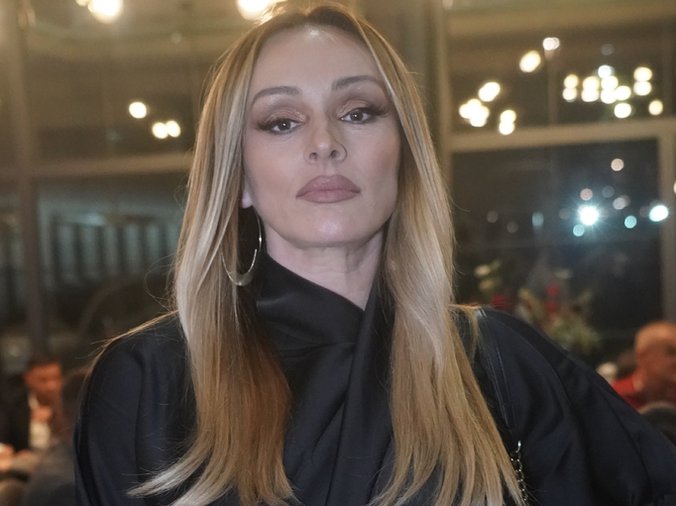 KAKVA MAČKA! Anabela Atijas prošetala u LATEKS haljini, vitka linija u ...