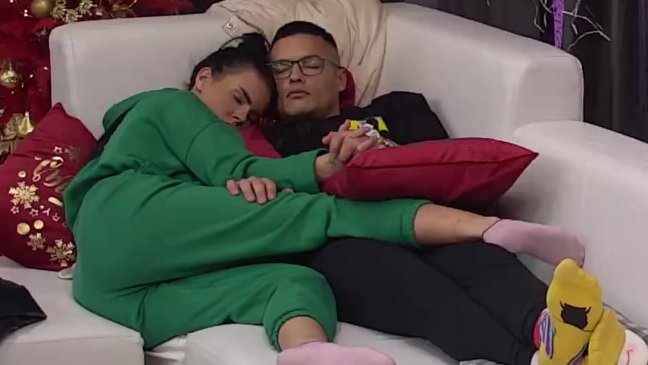 pink.rs | 'LAGANI' DO KOSKE! Marko i Anita zadremali na kauču u ...