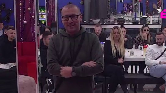 DAO IM VETAR U LEĐA! Sloba Josipović dao svoj sud o poljupcu Vivien i ...