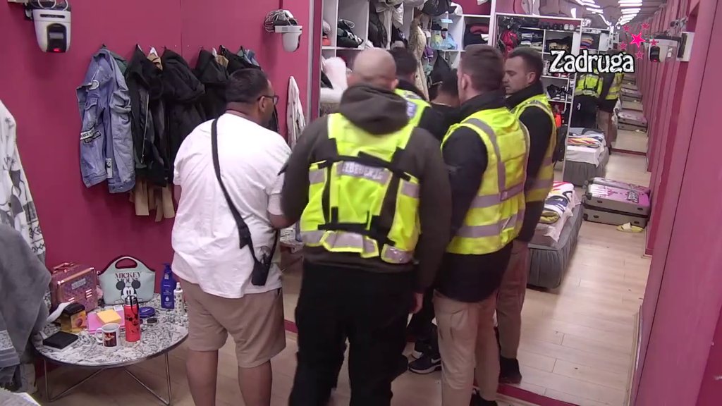 ŽESTOKA BLIZANAČKA ŠORKA! Podžapali se Neca i Peca, leteli kreveti po ...