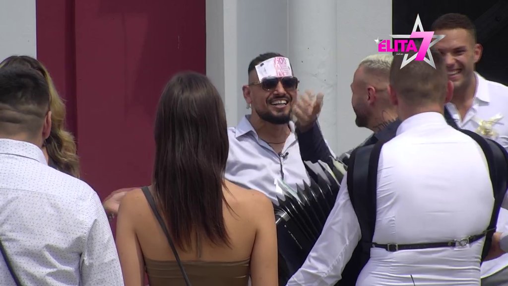 Specijalno za kuma: Ša pručio pesmu za Stanislava, pa okitio muzičare! (VIDEO) | pink.rs