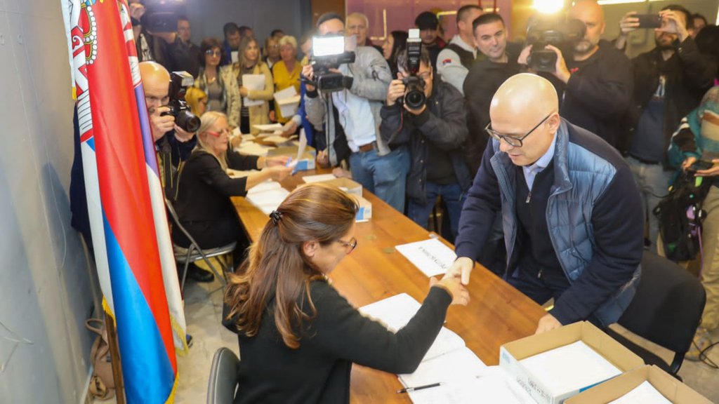 pink.rs | VUČEVIĆ PREDAO POTPISE TAČNO U PODNE: Sa brdom kutija izborne ...