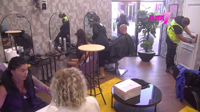 ORI SE FRIZERSKI SALON! Slađa ZAURLALA na Vanju, smatra da treba da je bude SRAMOTA jer je ušla ...